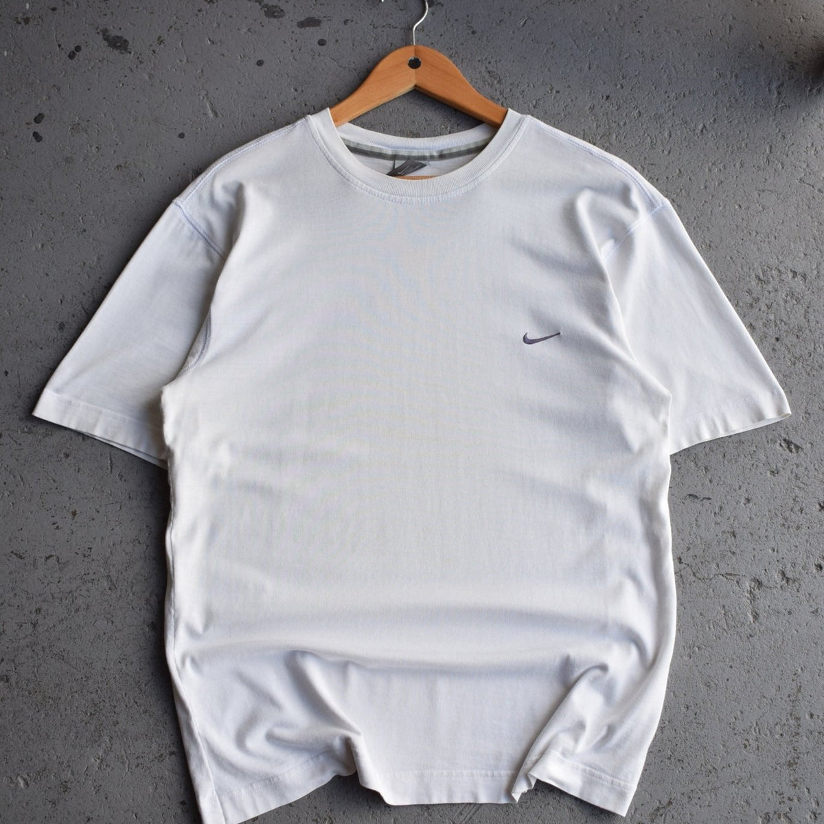 Vintage Nike Classic Logo Embroidered Tee (M) – Retrospective Store